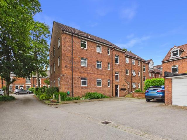 2 bedroom ground flat for sale