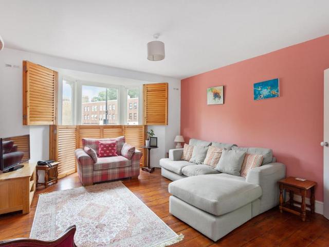 2 bedroom ground flat for sale