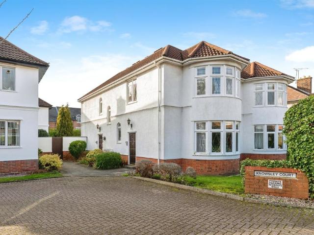 2 bedroom ground flat for sale
