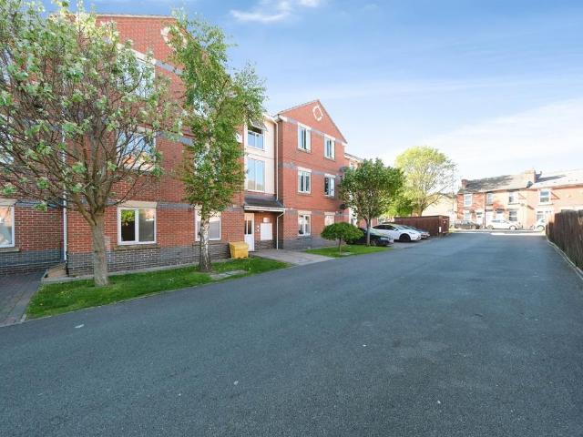 2 bedroom ground flat for sale