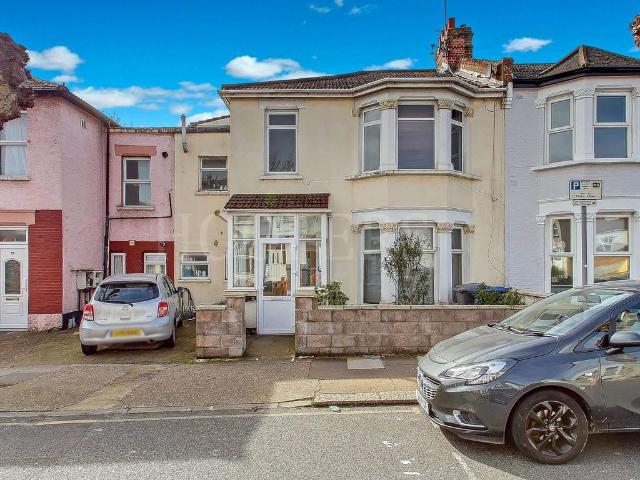 2 bedroom ground flat for sale