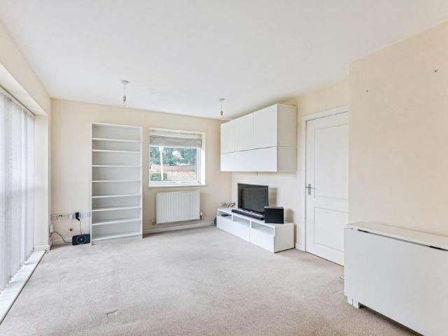 2 bedroom ground flat for sale