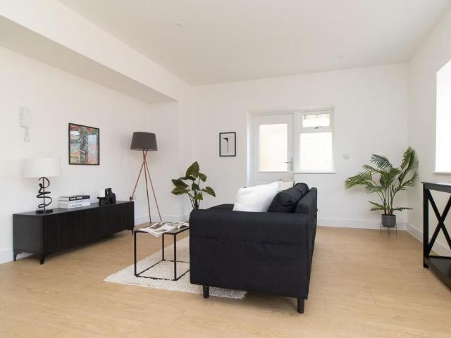 2 bedroom ground flat for sale