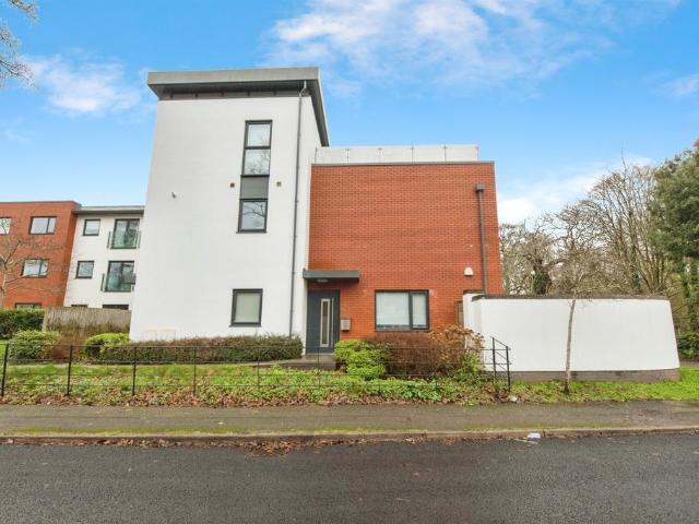 2 bedroom ground flat for sale