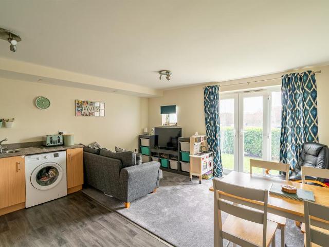 2 bedroom ground flat for sale