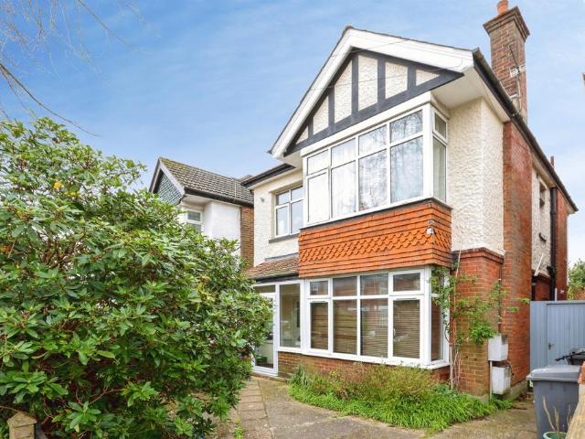 2 bedroom ground flat for sale