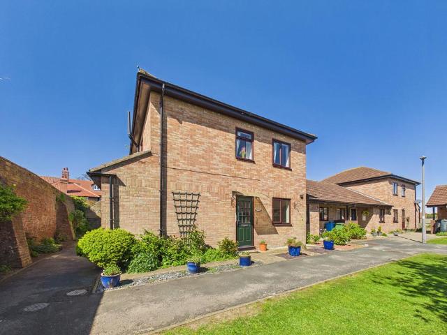 2 bedroom ground flat for sale