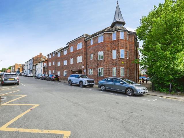 2 bedroom ground flat for sale