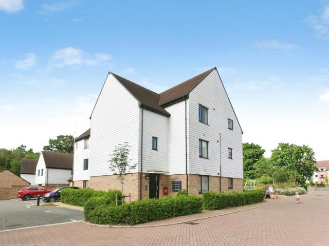 2 bedroom ground flat for sale