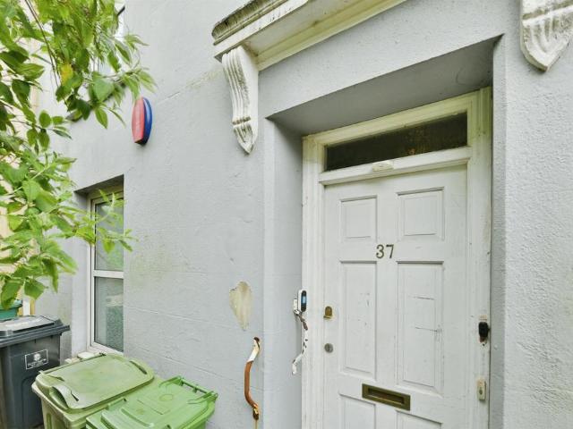 2 bedroom ground flat for sale
