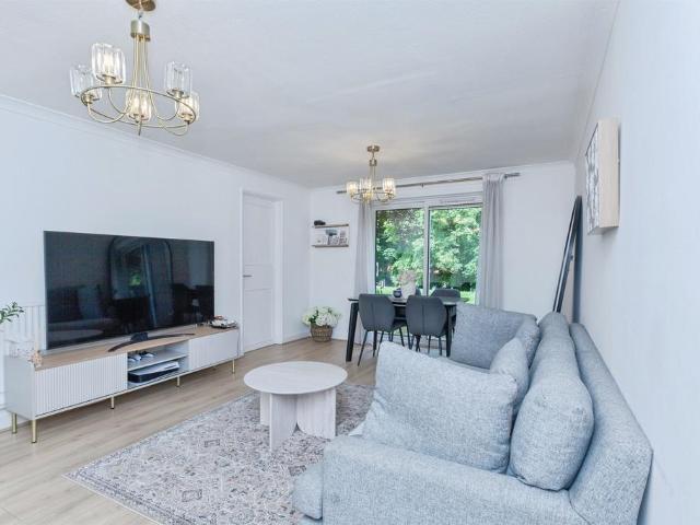 2 bedroom ground flat for sale