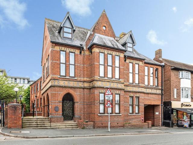 2 bedroom ground flat for sale