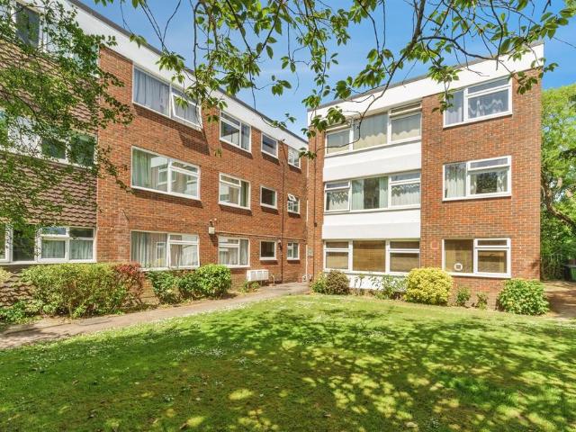 2 bedroom ground flat for sale