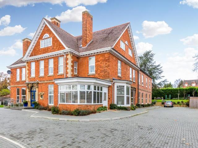 2 bedroom ground flat for sale