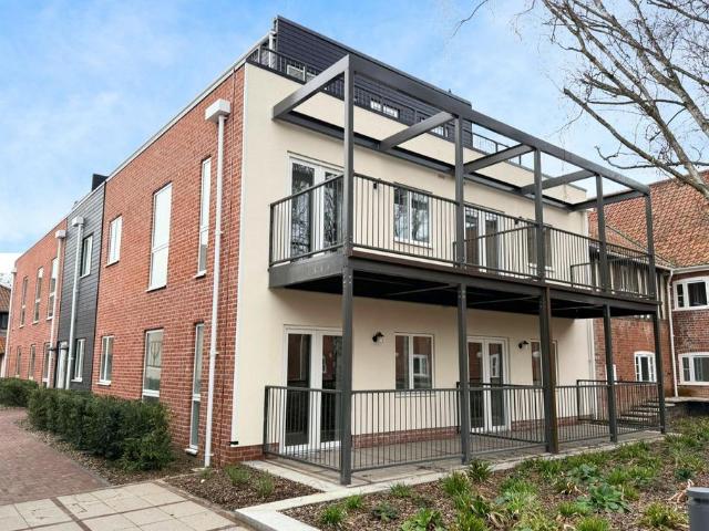 2 bedroom ground flat for sale