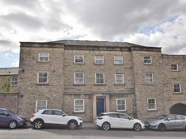 2 bedroom ground flat for sale