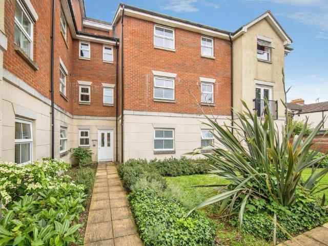 2 bedroom ground flat for sale