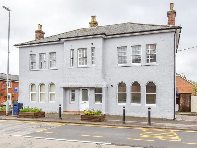 2 bedroom ground flat for sale
