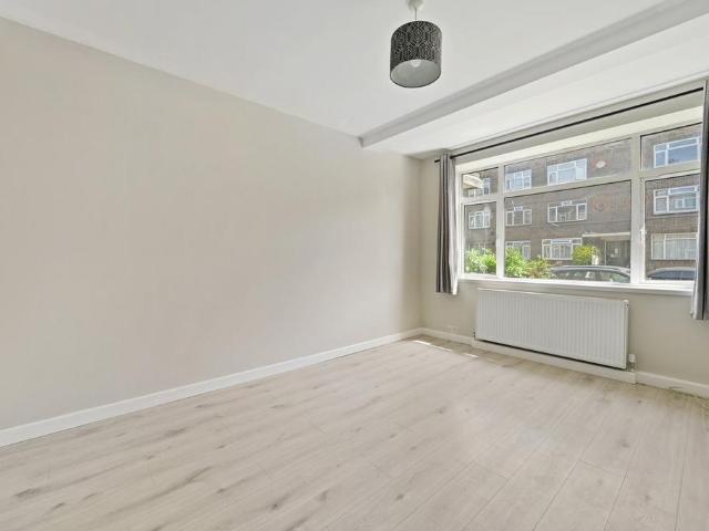 2 bedroom ground flat for sale