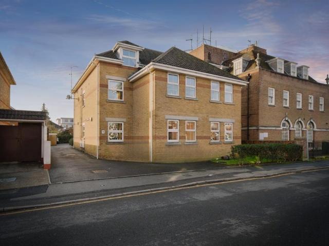 2 bedroom ground flat for sale