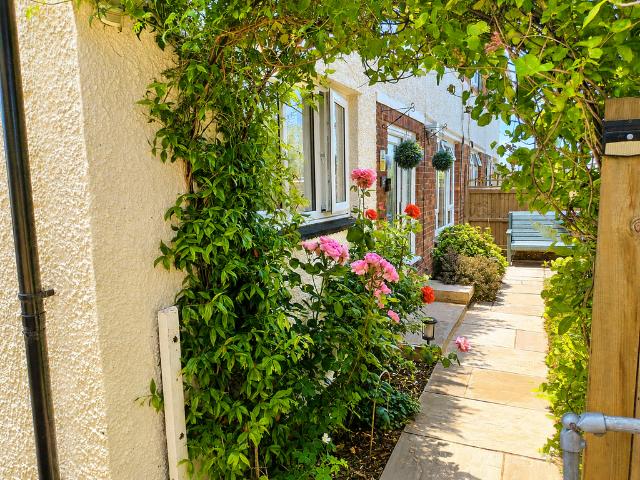 2 bedroom ground flat for sale