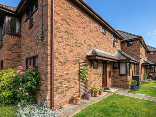 2 bedroom ground flat for sale