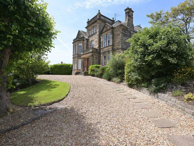 2 bedroom ground flat for sale