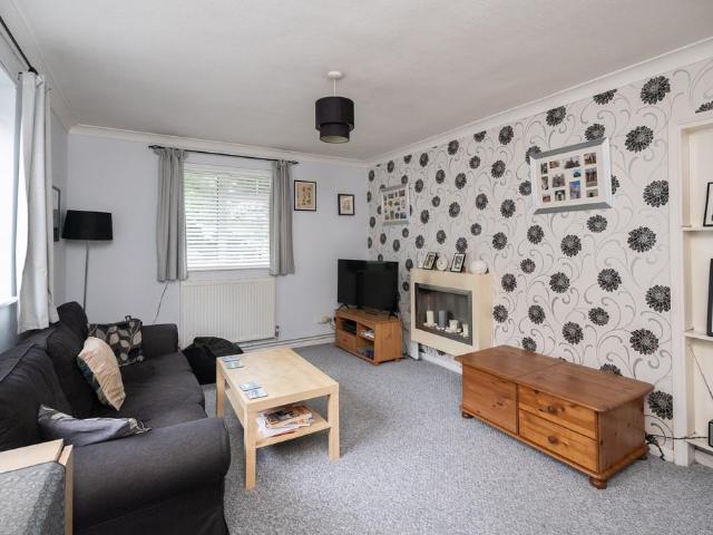 2 bedroom ground flat for sale