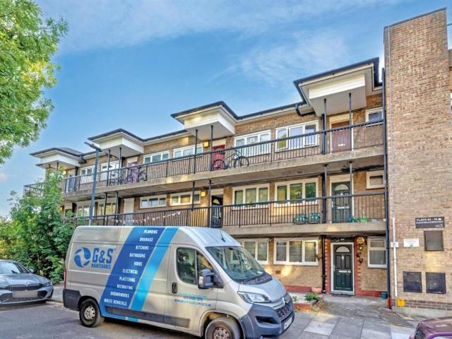 2 bedroom ground flat for sale