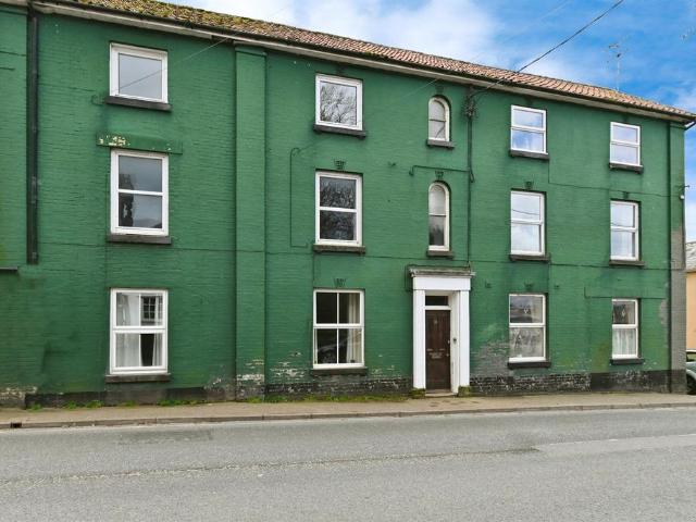 2 bedroom ground flat for sale
