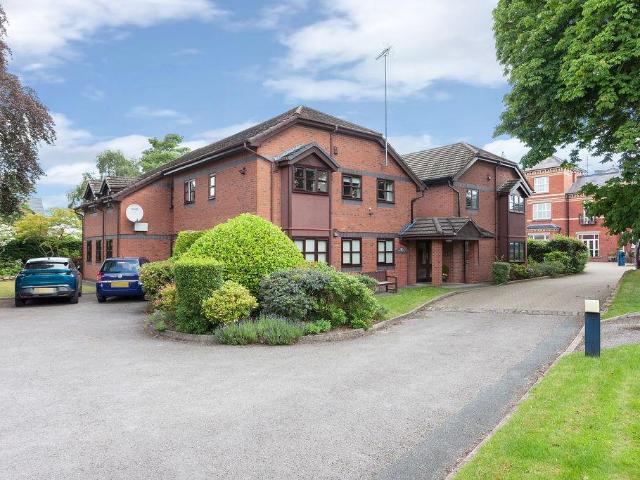 2 bedroom ground flat for sale