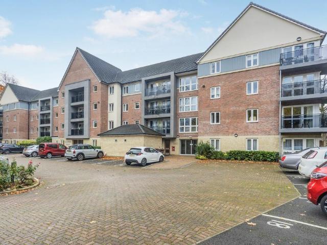 2 bedroom ground flat for sale