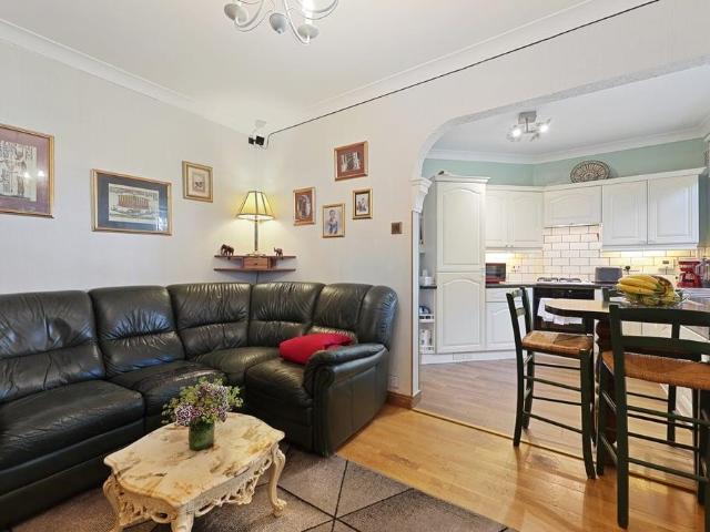 2 bedroom ground flat for sale