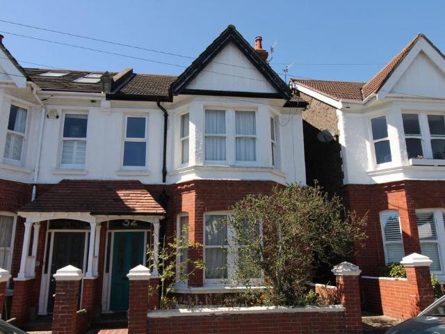 2 bedroom ground flat for sale
