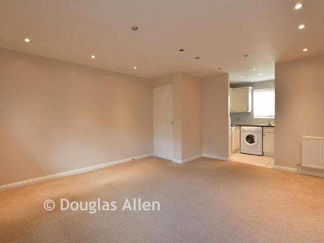 2 bedroom ground flat for sale