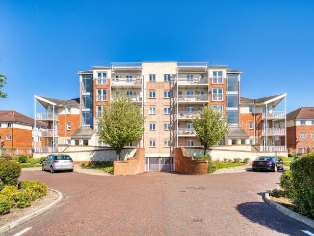 2 bedroom ground flat for sale
