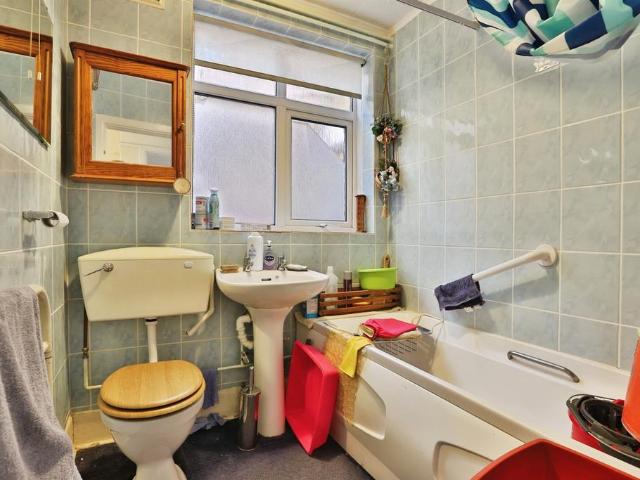 2 bedroom ground flat for sale