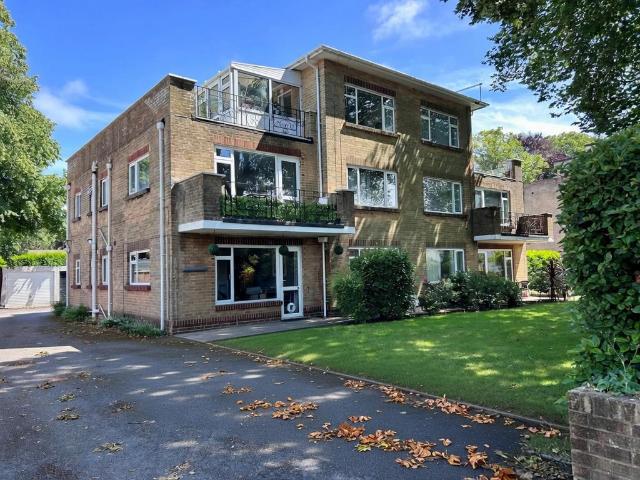 2 bedroom ground flat for sale