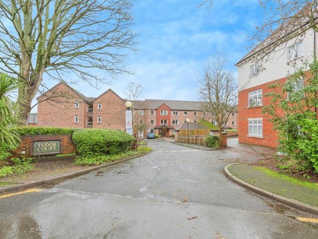 2 bedroom ground flat for sale