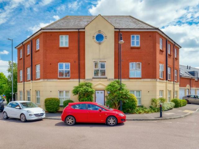2 bedroom ground flat for sale