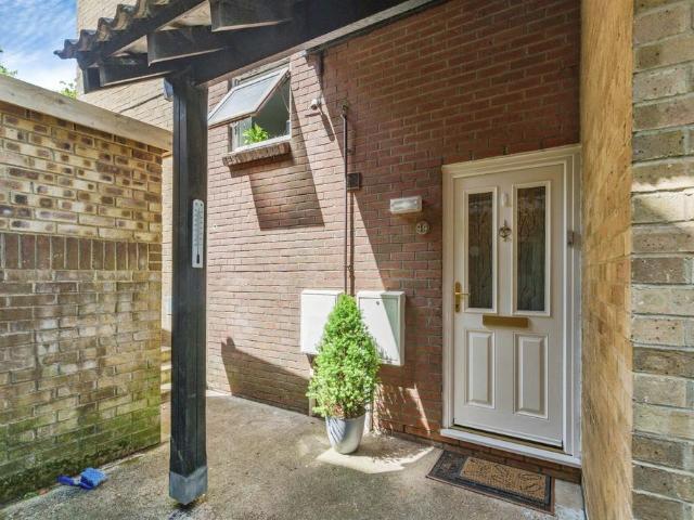 2 bedroom ground flat for sale