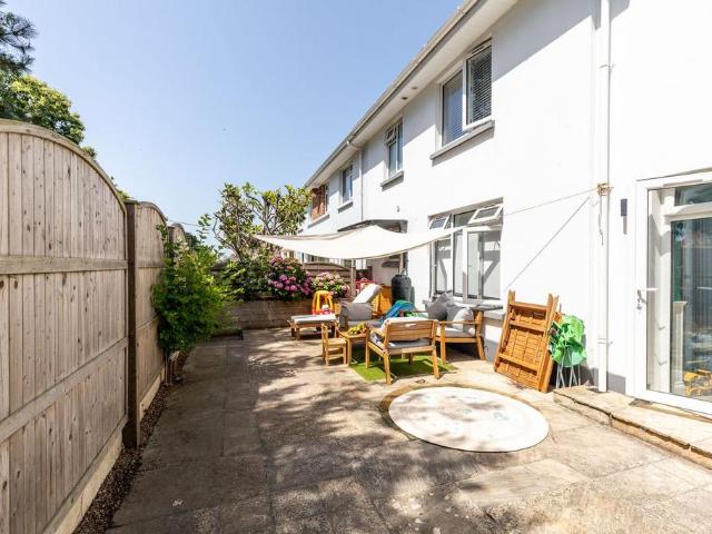 2 bedroom ground flat for sale