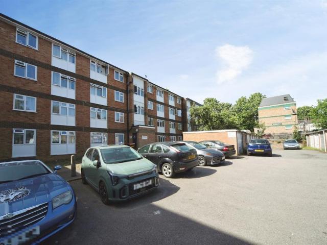 2 bedroom ground flat for sale