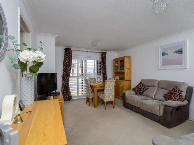 2 bedroom ground flat for sale