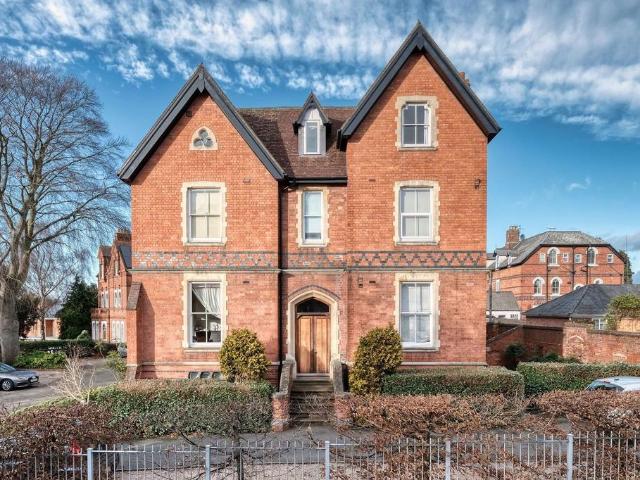 2 bedroom ground flat for sale