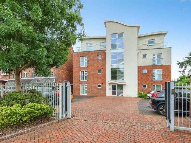2 bedroom ground flat for sale