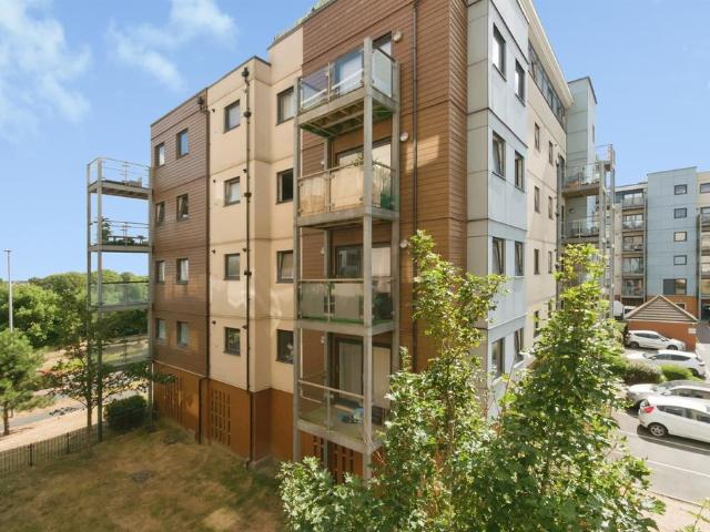 2 bedroom ground flat for sale