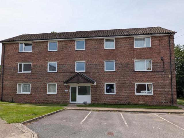 2 bedroom ground flat for sale