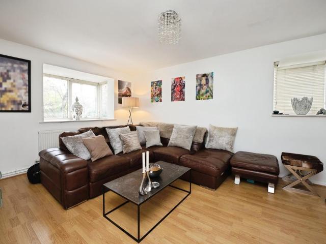 2 bedroom ground flat for sale