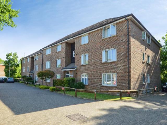 2 bedroom ground flat for sale
